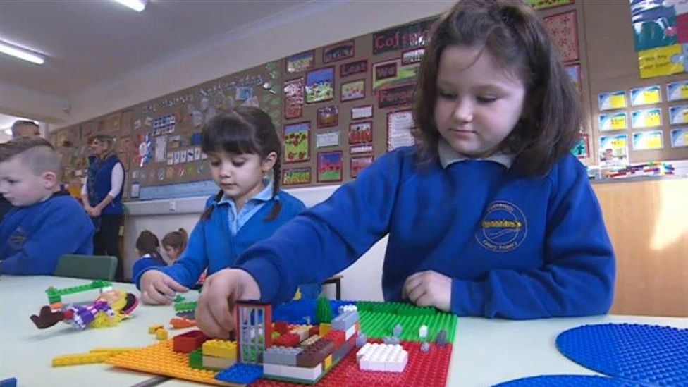 Teachers worry over funding for smaller classes in Wales - BBC News