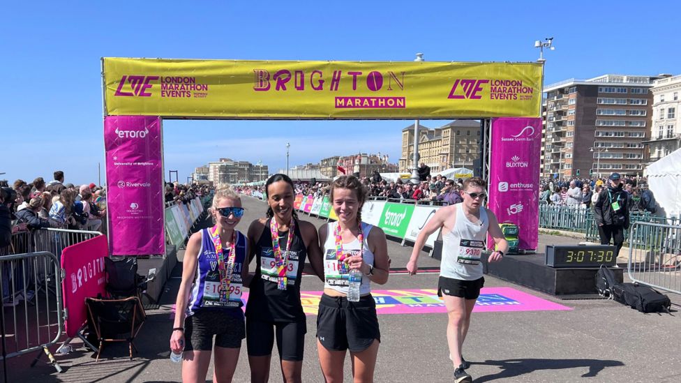 Brighton: Thousands of runners take part in annual marathon - BBC News