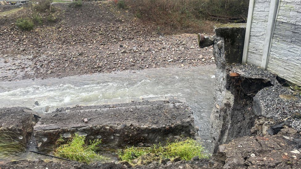 'Hunllef' i gwpl ar ôl i wal eu gardd ddisgyn i Afon Tawe - BBC Cymru Fyw