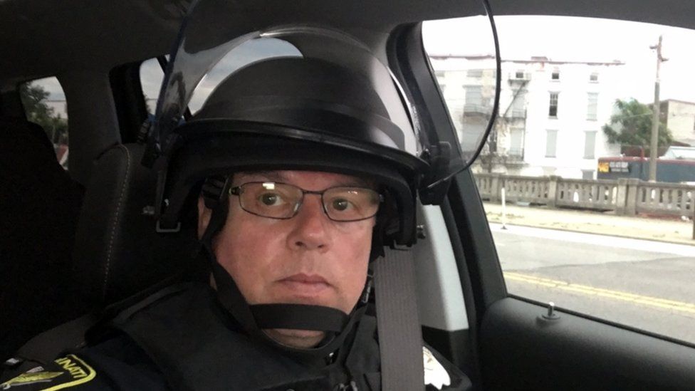 Y Cymro sy'n plismona'r protestiadau yn America - BBC Cymru Fyw