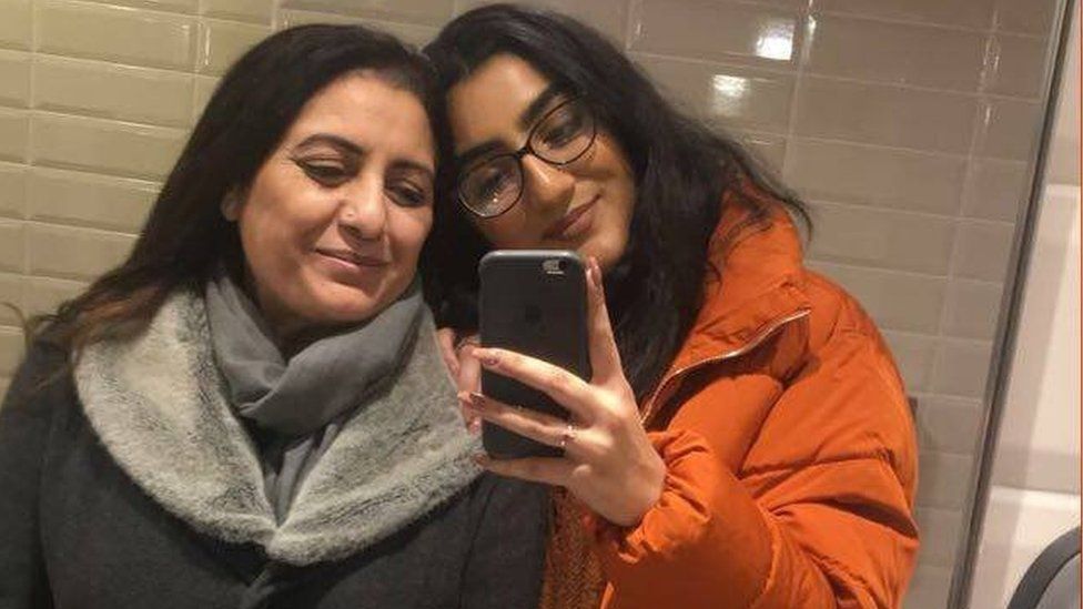 Mother's Day: How migration changed our families - BBC News