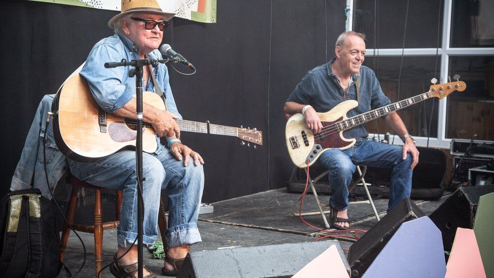 Meic Stevens yn gwadu sylwadau hiliol - BBC Cymru Fyw