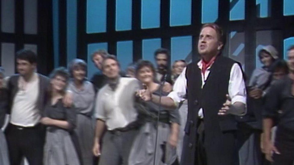 Cwmni Theatr Maldwyn yn atgyfodi sioe Y Mab Darogan - BBC Cymru Fyw