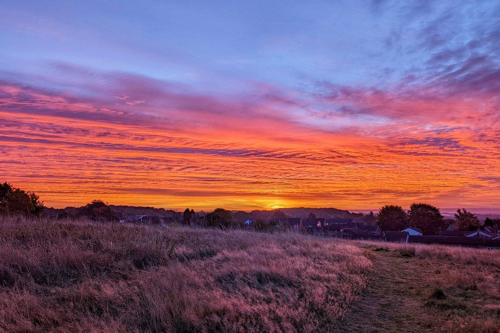 West Midlands photographers capture spectacular sunrise - BBC News