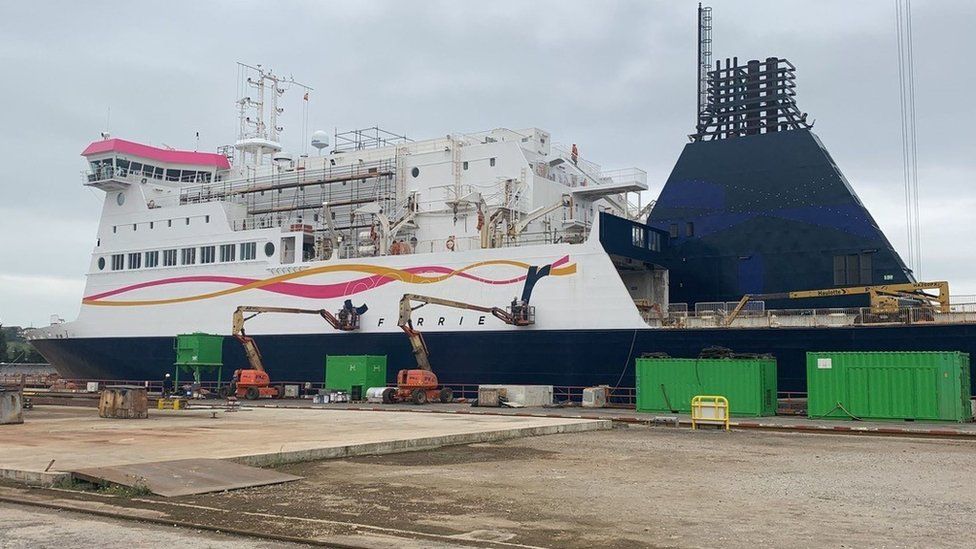 New ferry to begin berthing trials in Guernsey - BBC News