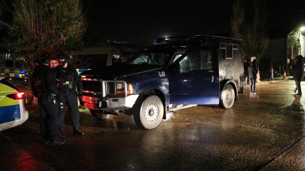 Essex and London car theft raids: About 450 officers take part - BBC News