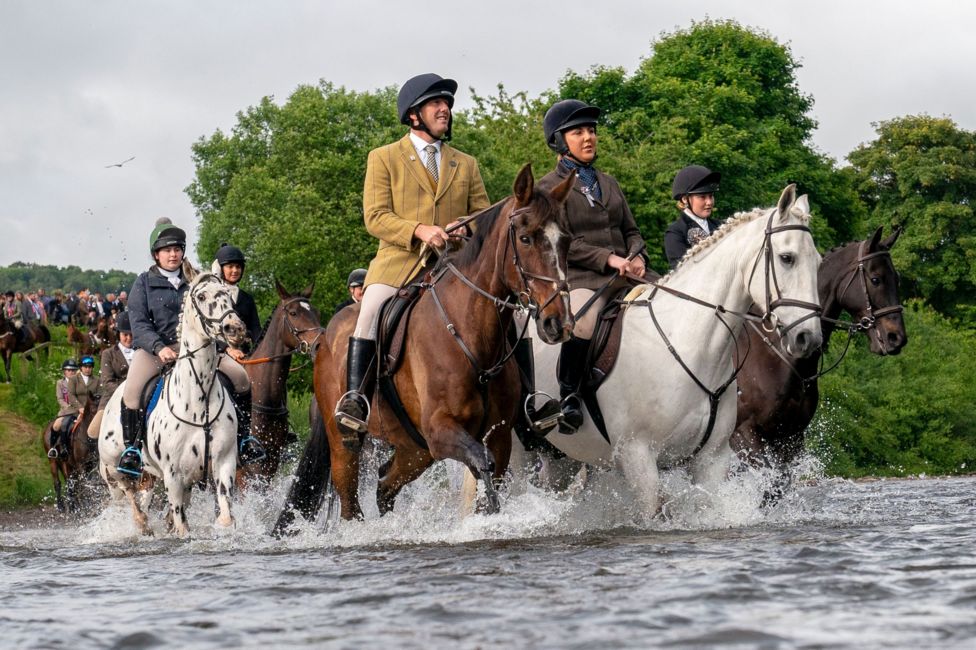 In pictures: River fording at Selkirk Common Riding - BBC News