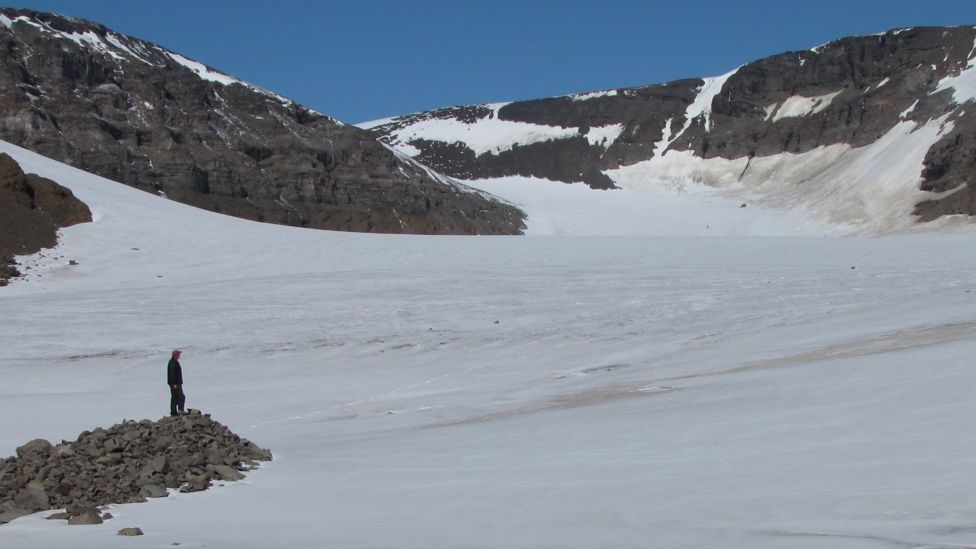 Rare glimpse of erupting Australian sub-Antarctic volcano - BBC News