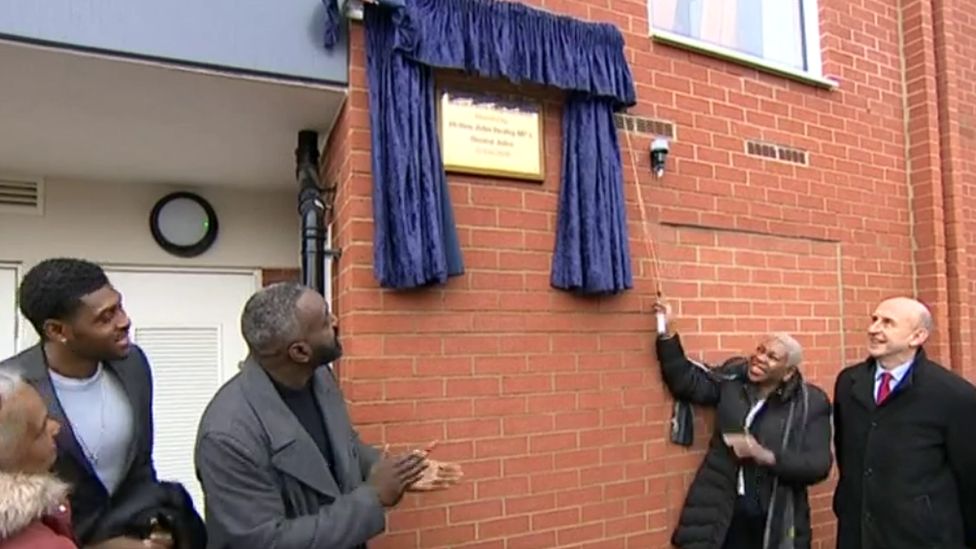 'Momentous day' for Luton's regenerated Marsh Farm estate - BBC News