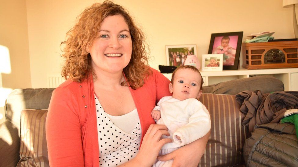 Banchory mum feeds baby between laps of Strathpuffer - BBC News