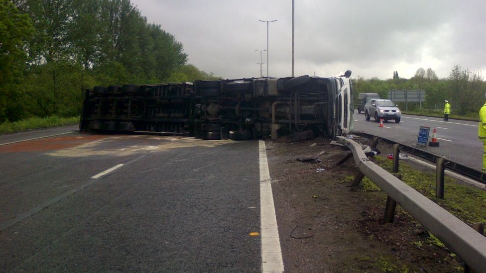 M4 crash: Driver killed as lorry overturns - BBC News
