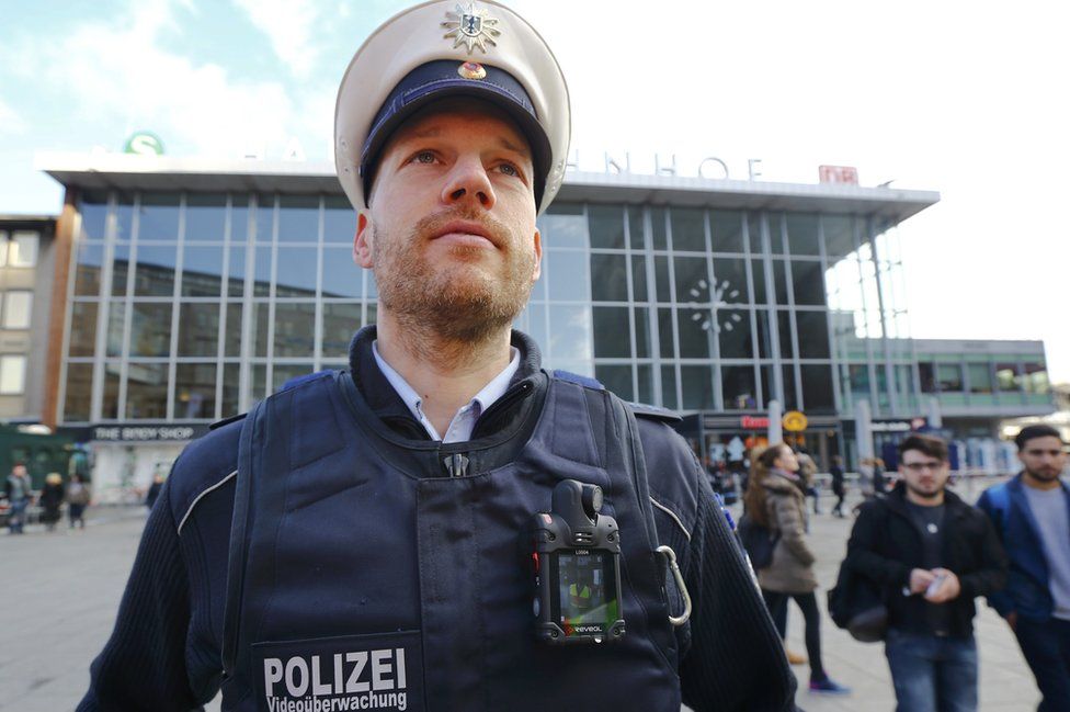Cologne tightens security for carnival after assaults - BBC News