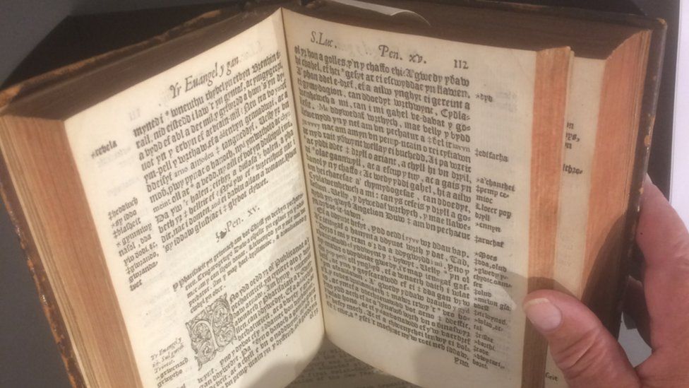 Arddangos Beibl Cymraeg 400 mlwydd oed ar ôl ei adfer - BBC Cymru Fyw