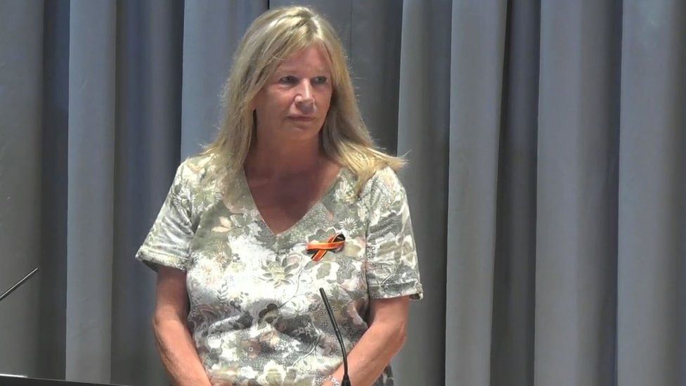 Dioddefwr sgandal gwaed fu farw wedi'i alw'n 'ddwl' - BBC Cymru Fyw