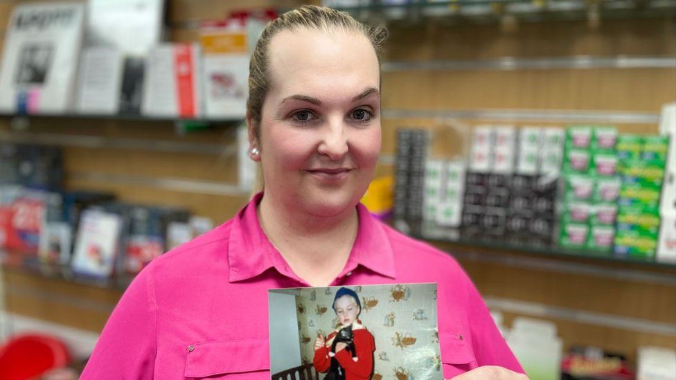 Manx woman reunited with family photos after 25 years - BBC News