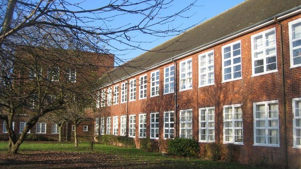 Basingstoke school The Vyne shuts over Covid-19 cases - BBC News
