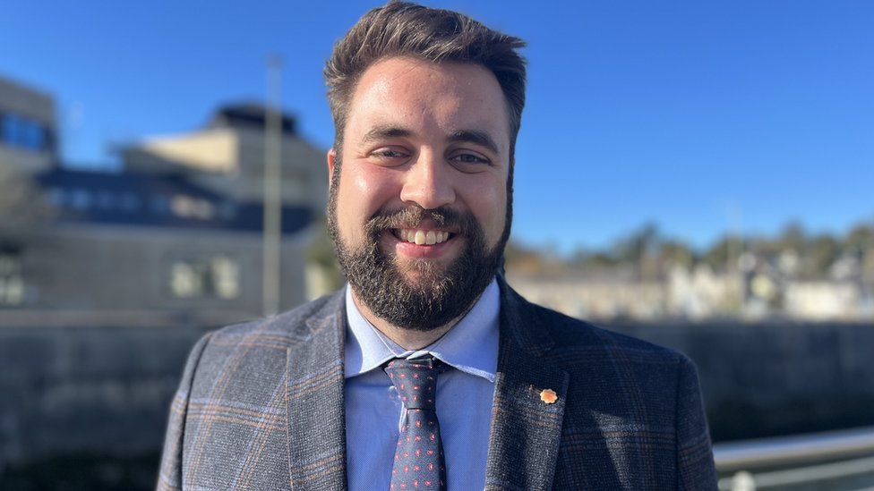 Arbrawf pleidlais gynnar i annog pleidleiswyr ifanc - BBC Cymru Fyw