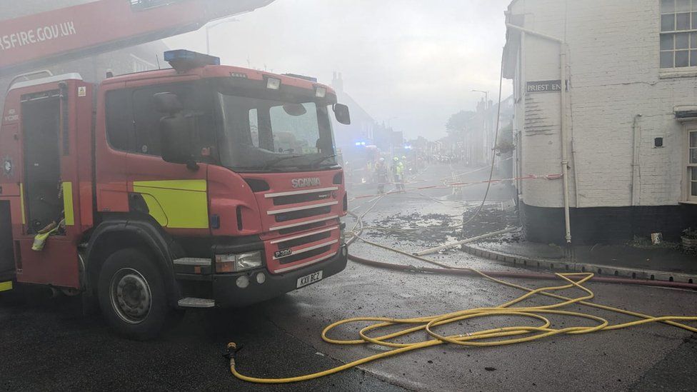 Thames Valley fire crews tackle significant thatch fire - BBC News