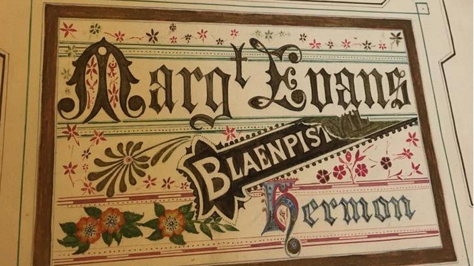 Arddangos Beibl Cymraeg 400 mlwydd oed ar ôl ei adfer - BBC Cymru Fyw