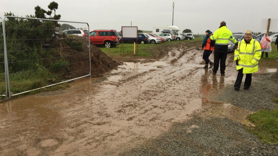 Symud maes parcio'r Eisteddfod dros dro ddydd Llun - BBC Cymru Fyw