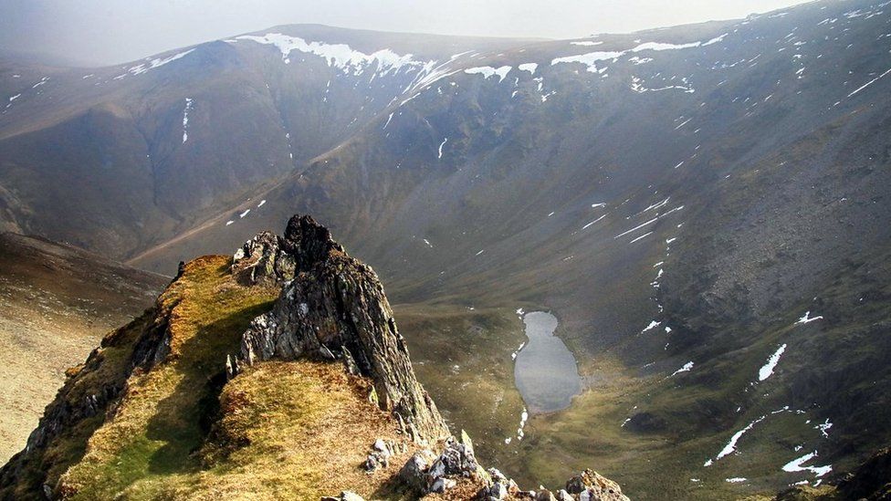 Ateb y Galw: Yr hanesydd canoloesol Owain Wyn Jones - BBC Cymru Fyw