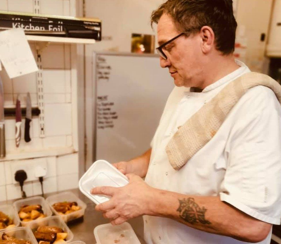 St Albans charity hands out 3,000 lockdown meals to homeless - BBC News