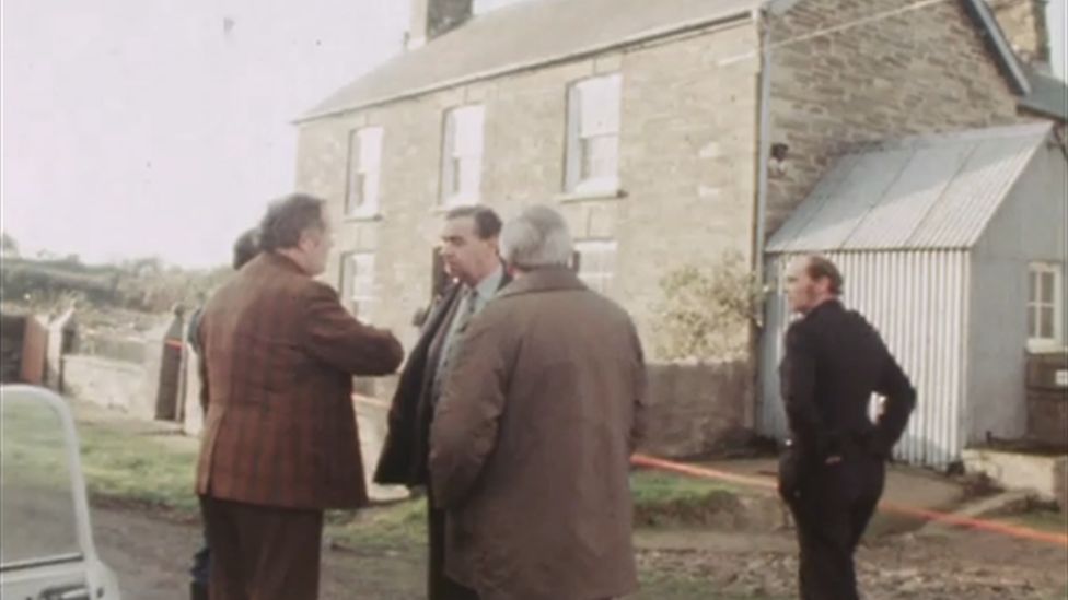 Marwolaethau 1976: Galw am godi cyrff brawd a chwaer o'r bedd - BBC ...