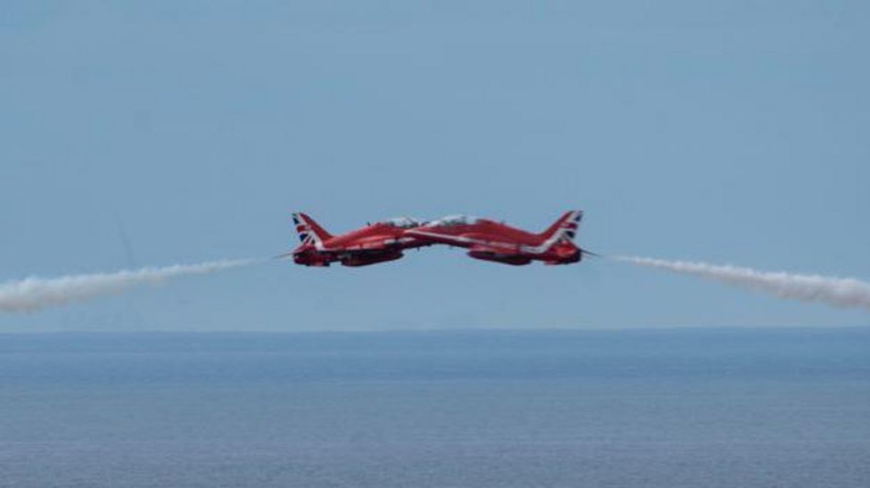 Red Arrows dazzle in sky above Portsoy - BBC News