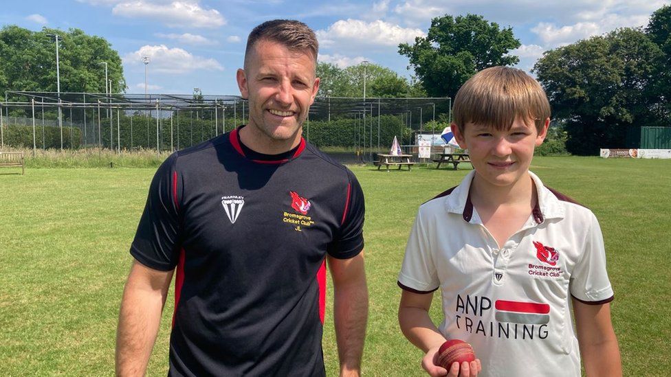 Young cricketer bowls a double hat-trick in a single over - BBC News
