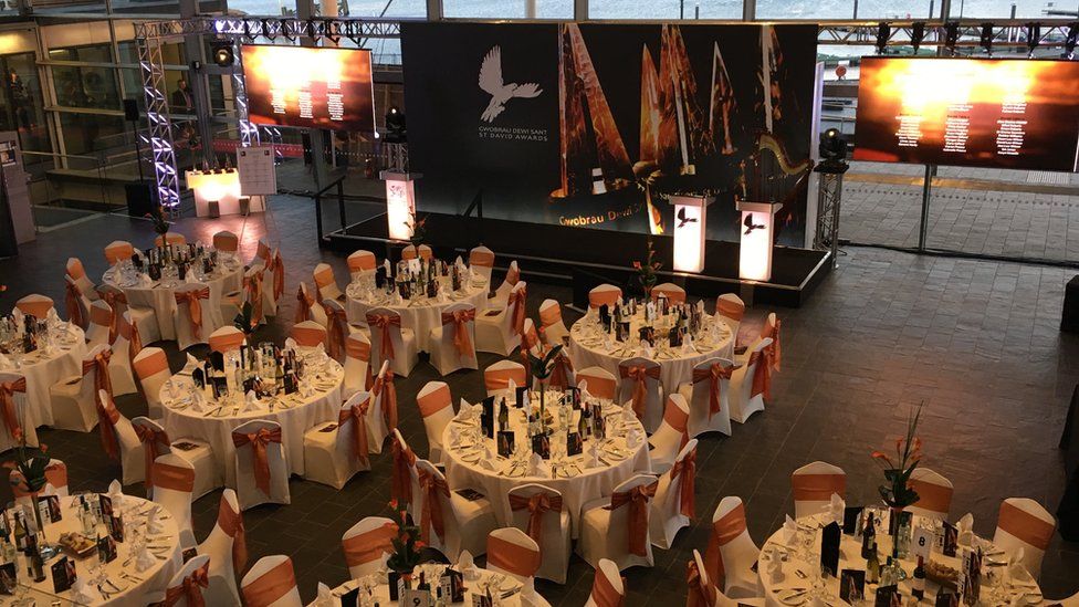 St David Awards: LGBT activist and warzone surgeon win - BBC News