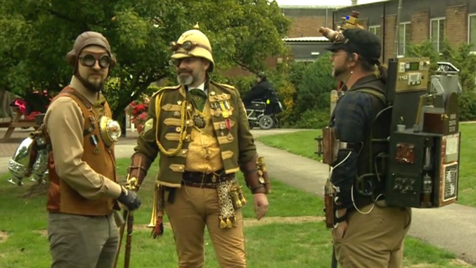 Thousands attend Lincolnshire Steampunk festival - BBC News