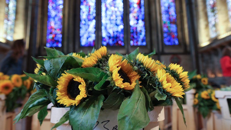 Salisbury Cathedral flower festival marks Magna Carta anniversary - BBC ...