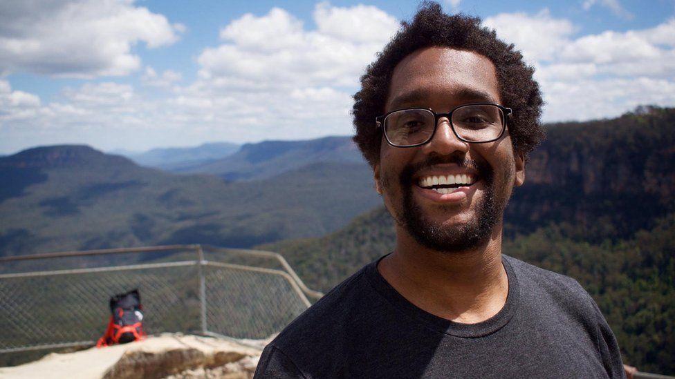 Cambridge cyclist lends bike to officer - BBC News