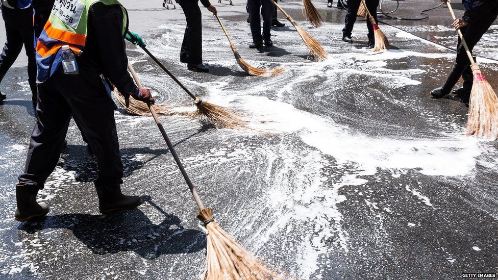Bangkok bomb: CCTV video shows man leave backpack - BBC News