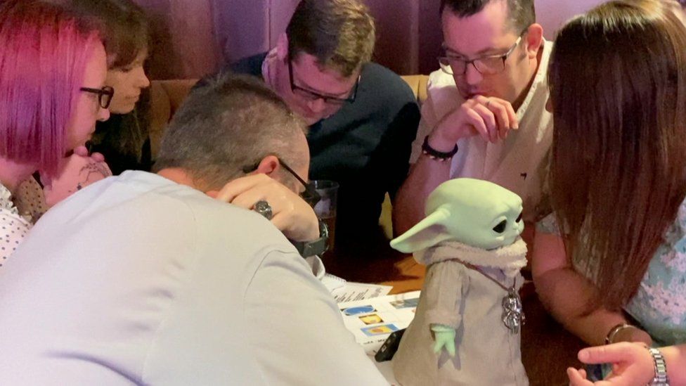 Covid lockdown quizmaster Jay Flynn returns to in-person games - BBC News