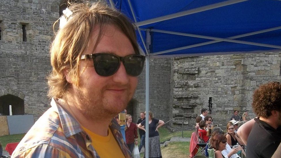 Epilog: Ail fframio caneuon operâu roc y 70au a'r 80au - BBC Cymru Fyw