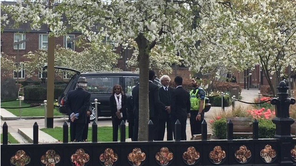 Mourners gather for Leicester shop blast family's funeral - BBC News