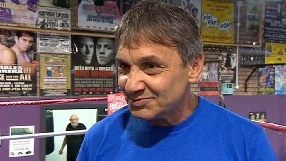 Bristol boxing coach training Ukrainian refugee for free - BBC News