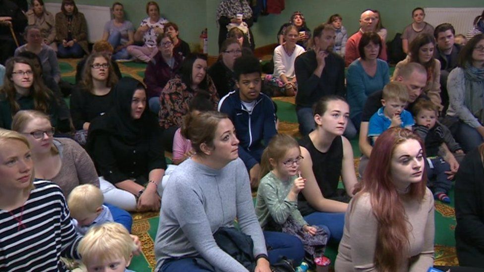 Graffiti-hit Thornaby Mosque attracts hundreds showing support - BBC News