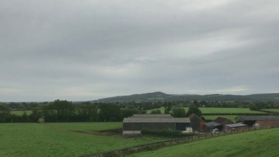 Hereford controlled explosion after 'WW1' shells found - BBC News