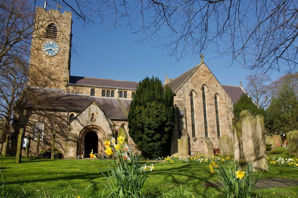 Corbridge church clock goes automatic after 125 years - BBC News