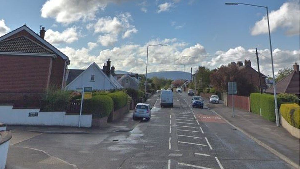 East Belfast: shop worker grabbed by throat in robbery - BBC News