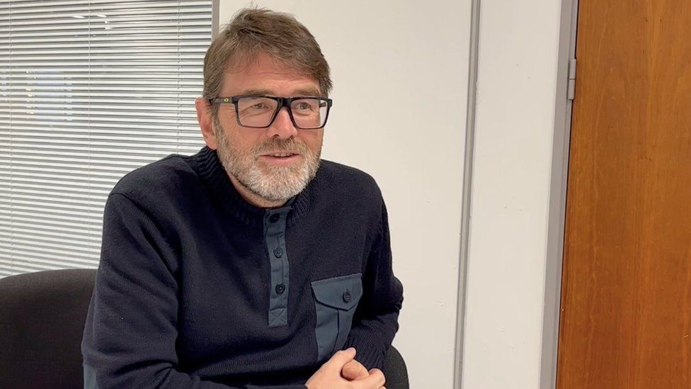 'Dim angen cosbi'r plant sy'n dod mewn i ofal' - BBC Cymru Fyw