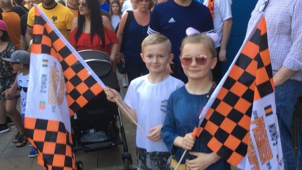 Wolverhampton Wanderers bus tour for League Champions - BBC News