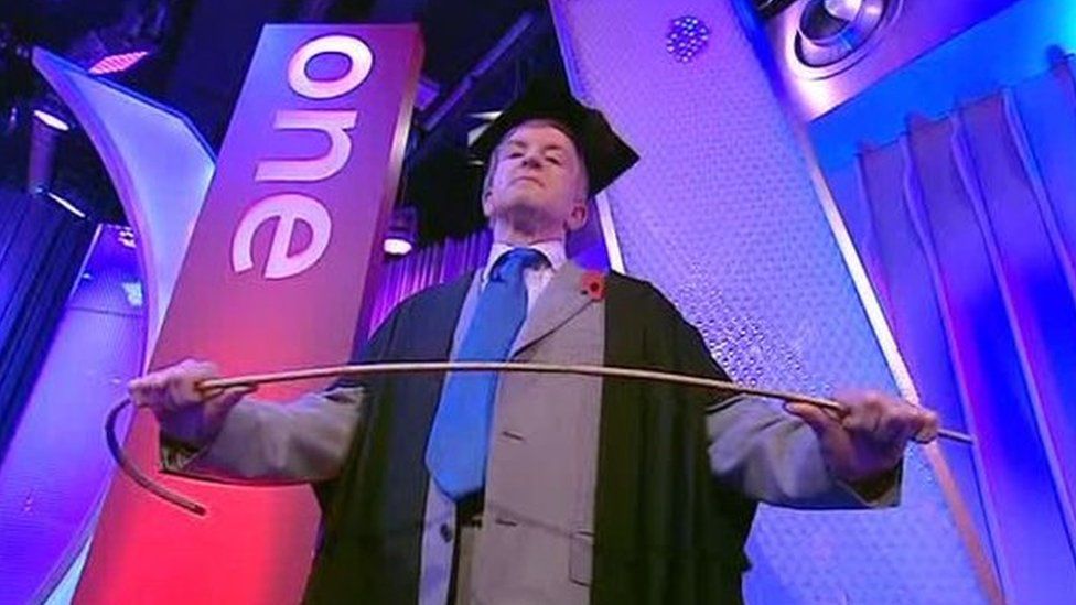 Simon Warr: BBC broadcaster and former teacher dies aged 65 - BBC News