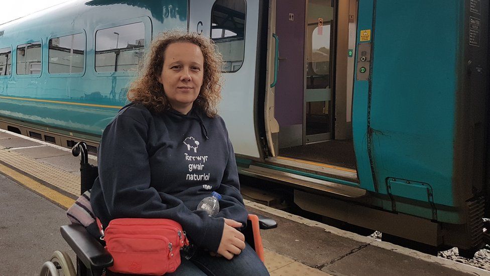 Brwydr 20 mlynedd i gael gorsaf hygyrch yn Cathays - BBC Cymru Fyw