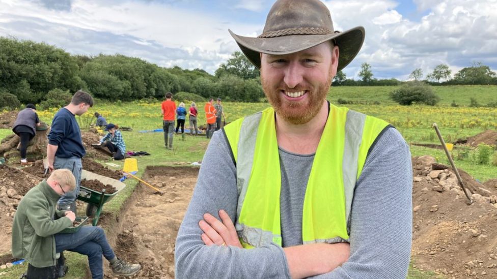 Dublin hotel dig unearths 1,000-year-old burial site - BBC News