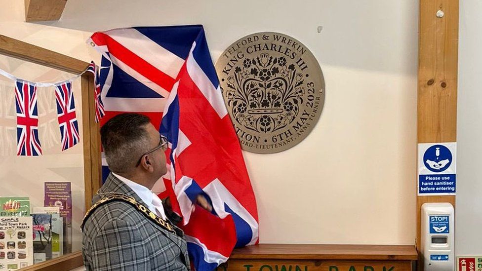 Coronation plaques unveiled in Shropshire towns - BBC News