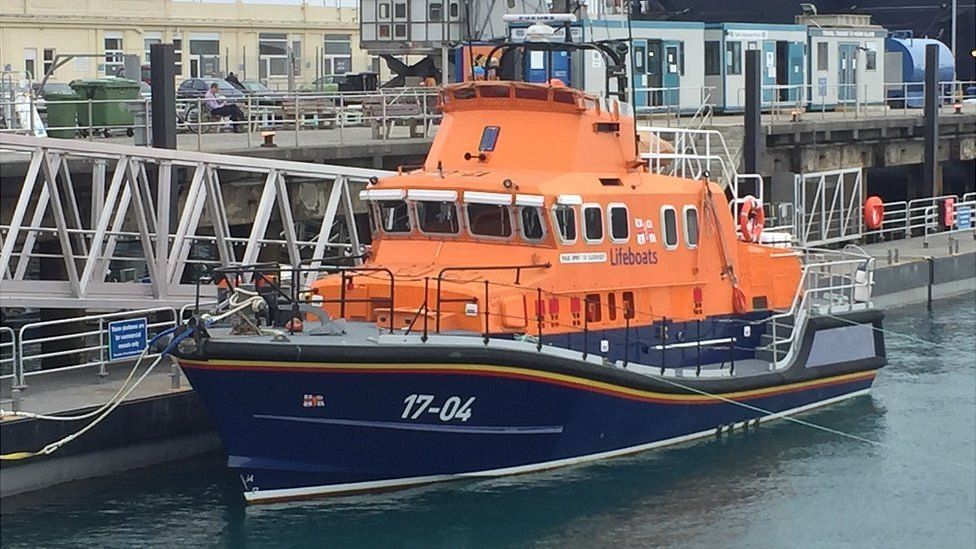 Guernsey lifeboat rescues sinking French sailing vessel - BBC News