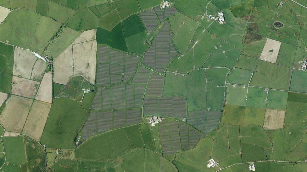 Wales' biggest solar farm planned for Llanbadrig, Anglesey - BBC News